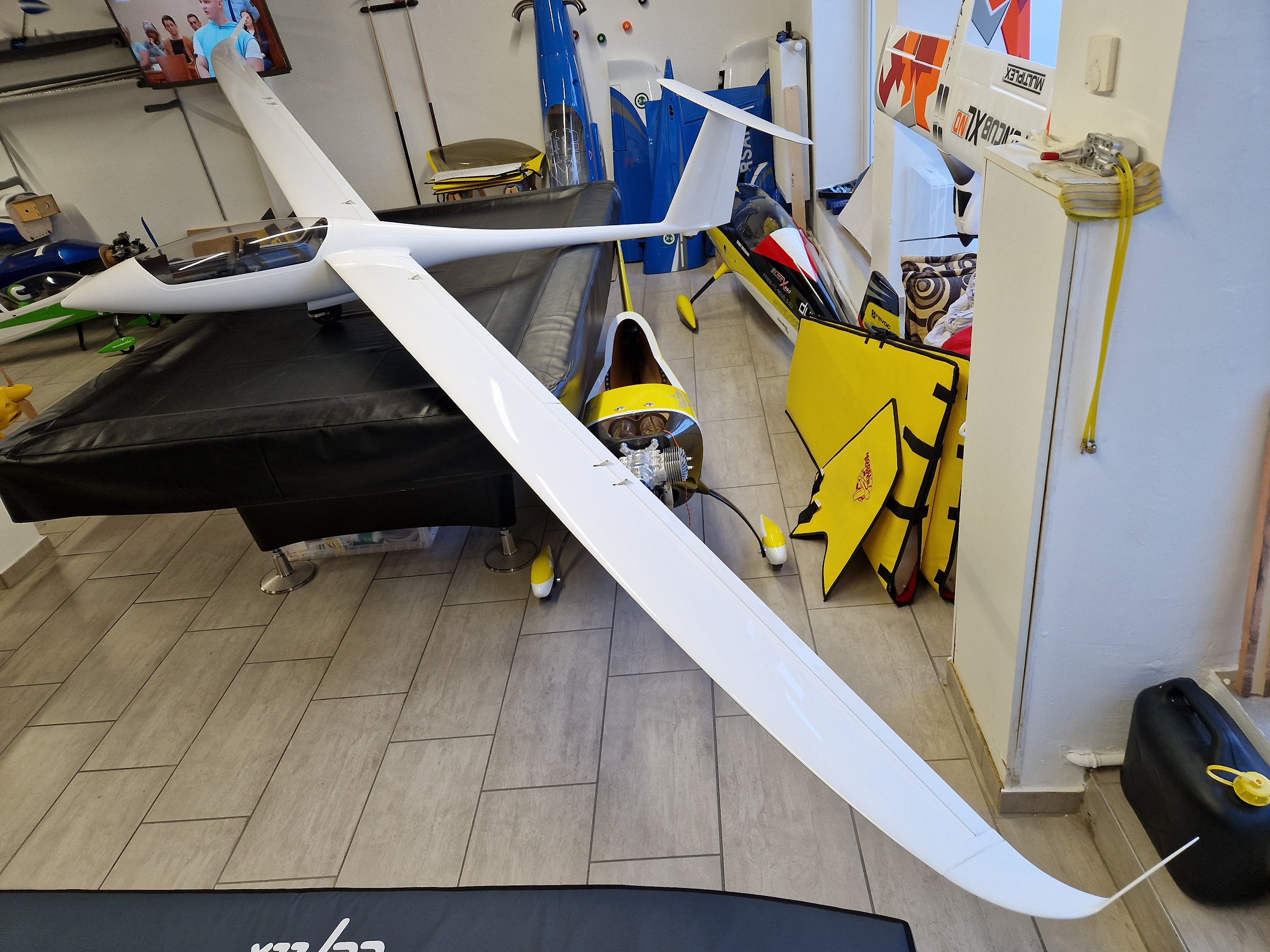 Modell: CeFlix TWIN SHARK , 5,72m , Weiss , SEGLER-Version - Finest-RC ...